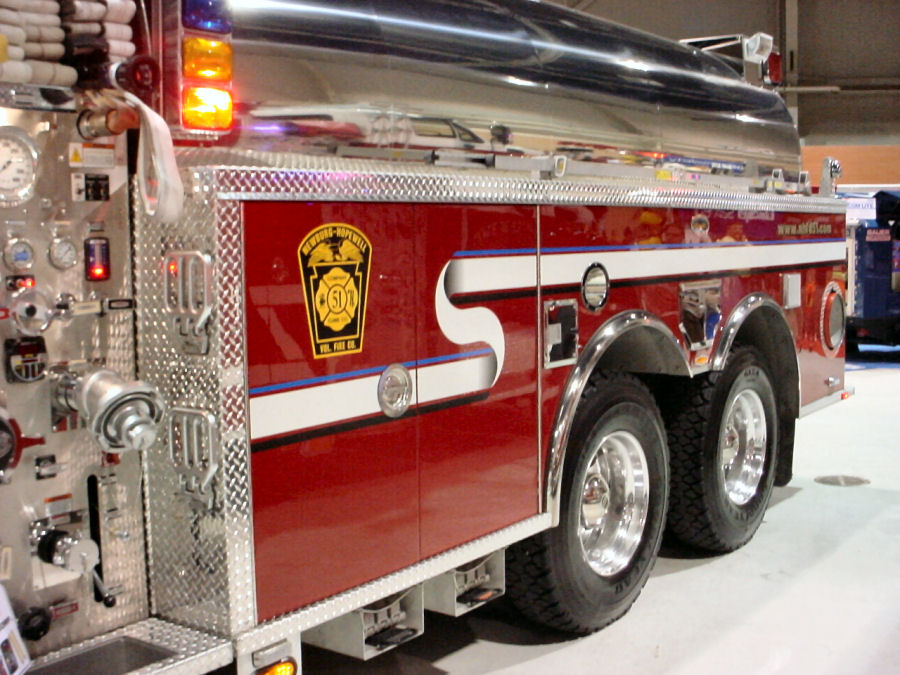 KME Elliptical Tanker 3000 gal/500GPM/Mack CT713/Mack 427HP