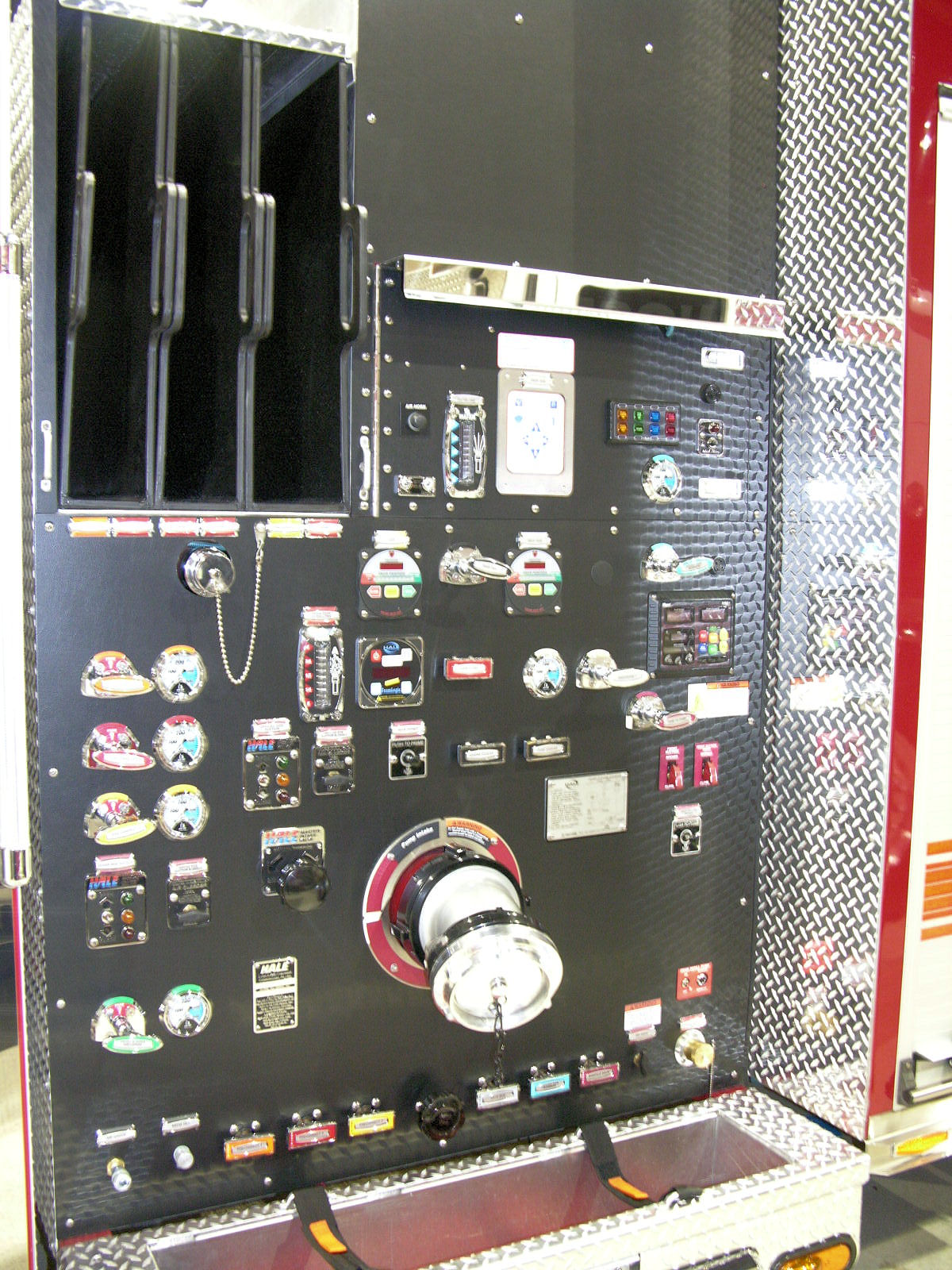 KME Custom Predator Pumper / MaxxForce 13 engine / Hale QMax 1500 gpm ...