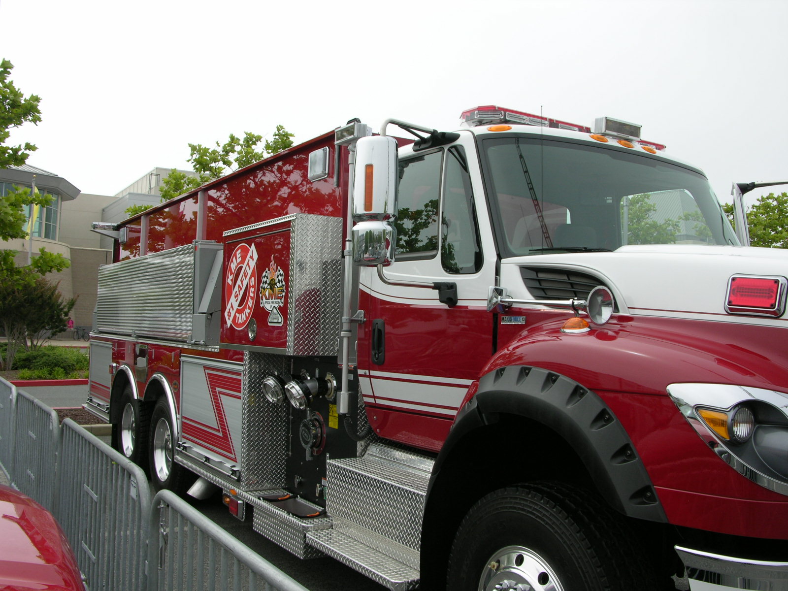 KME Eliminator Tanker / International 7600 SBA 6x4 / MaxxForce 13 ...